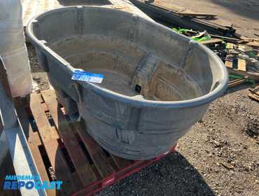 Repocast.com® | LARGE RUBBERMAID WATER TROUGH