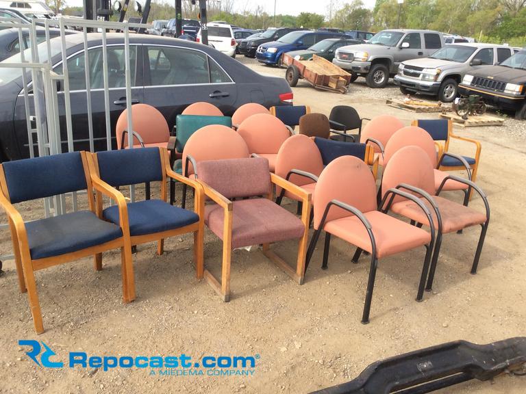 Repocast.com® | Lot of 20 cushion chairs, shows signs...
