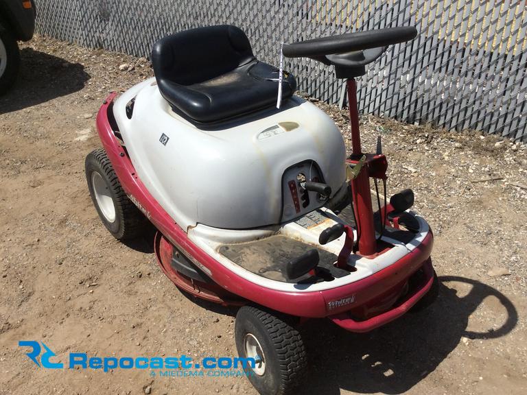 Repocast.com® | White Outdoor LR927 riding lawn mower