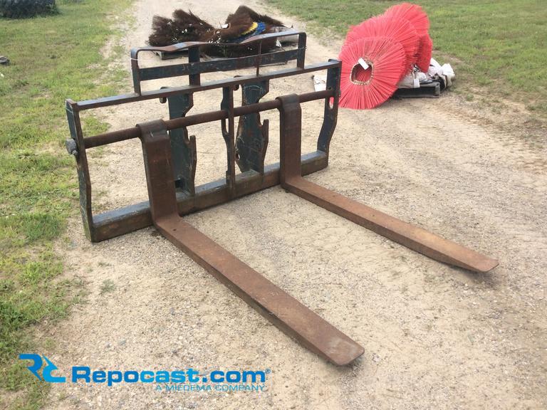 Repocast.com® | Quick attach Loader fork carriage with...