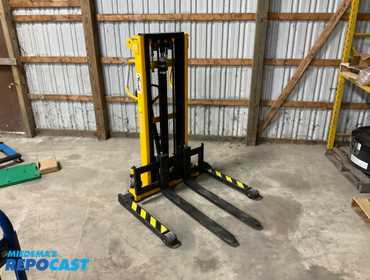 Repocast.com® | Vestil Manual hand pump pallet stacker...