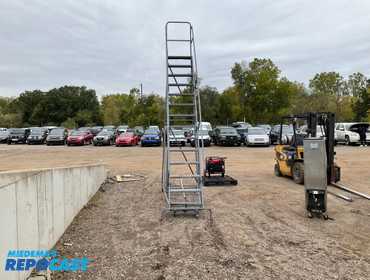 Repocast.com® | (1) portable metal stairs/ladder....