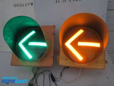 Repocast.com® | Lot of (2) traffic light arrows, 1...
