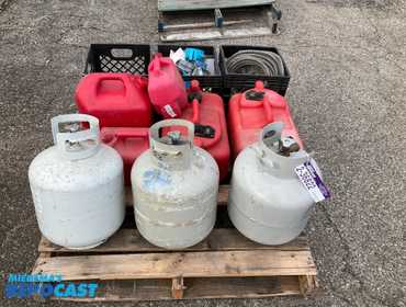 Repocast.com® | Lot including: (3) propane tanks, (5)...