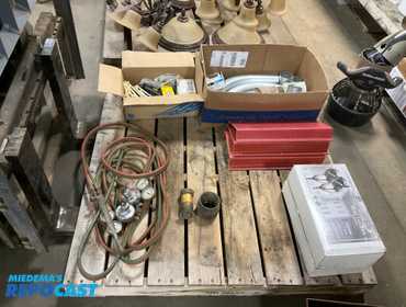 Repocast.com® | Skid lot of assorted building items...
