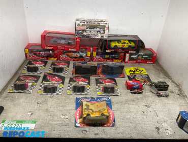 Repocast.com® | Box lot of assorted NASCAR collectible...