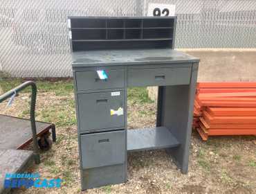 Repocast.com® | Lot of (1) steel work station....