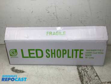 Repocast.com® | Lot of (24) Greenlite LED shop lights....