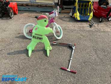 Repocast.com® | Lot including: (1) Razor scooter, (1)...