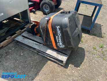 Repocast.com® | SALT DOG SALT SPREADER FOR REECE HITCH