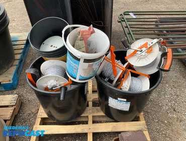 Repocast.com® | Lot of (2) Tubs with Gallagher Geared...