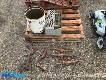 Repocast.com® | Lot of (7) Vintage Animal Leg Traps...