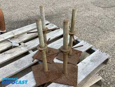 Repocast.com® | Lot of (4) Rusted Screw Jacks