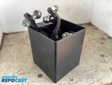 Repocast.com® | Lot of (4) 2" Trailer hitch inserts of...