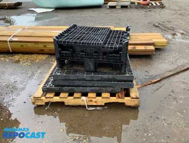 Repocast.com® | Lot of (4) Black square Plastic...