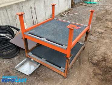 Repocast.com® | Lot of (2) stackable steel platforms,...