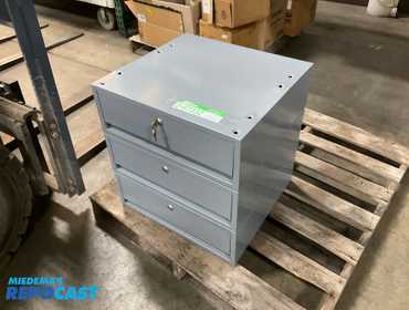 Repocast.com® | Lot of (1) Gray office locking storage...
