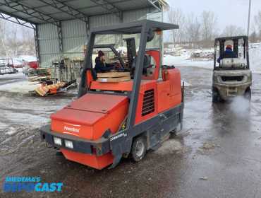 Repocast.com® | Powerboss Commander T82 floor scrubber