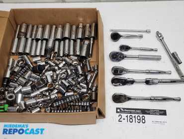 Repocast.com® | lot of 1/4" and 3/8" sockets, ratchets...