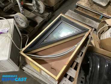 Repocast.com® | Lot of (2) Right Triangle Windows,...