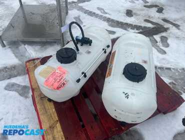 Repocast.com® | LOT OF TWO SPRAYER OR WATERING TANKS...