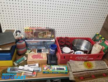Repocast.com® | Large lot of vintage items, including...