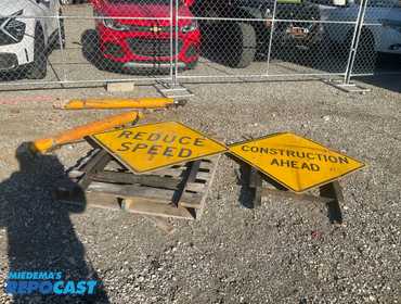 Repocast.com® | Lot of (2) construction signs and (2)...