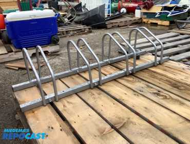 Repocast.com® | Lot of (1) Metal bike rack