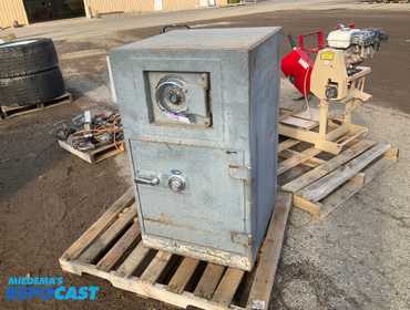 Repocast.com® | Major Safe Co. Safe, locked with no...