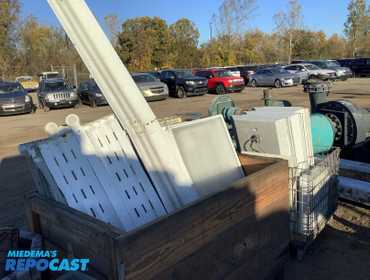 Repocast.com® | Lot of (2) crates of assorted troff...