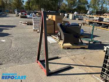 Repocast.com® | Lot of (1) Clamp For Pallets, Metal,...