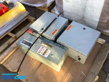 Repocast.com® | Lot of (2) electrical control boxes