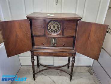 Repocast.com® | Antique PHILCO cabinet radio. Power up...