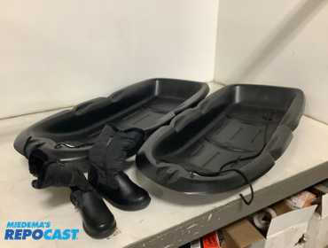 Repocast.com® | (1) Pair of Totes jazzy black zip up...