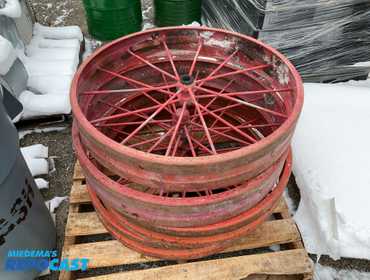Repocast.com® | Lot of (4) Metal wagon wheels.