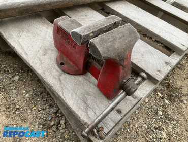 Repocast.com® | Small Red Bench Vise