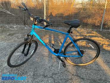 Repocast.com® | Men's Giant 8 speed bicycle.