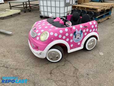 Repocast.com® | Lot of one kids ride in cars. Minnie...