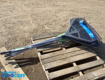 Repocast.com® | Lot of (6) Suncast 26” rakes. (2) are...
