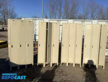 Repocast.com® | Lot of (4) Lyon workspace products...