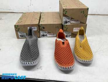 Repocast.com® | Lot of (4) isle Jacobsen slip-on shoes...