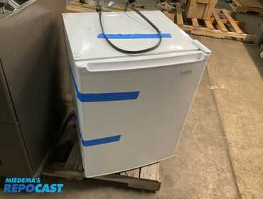 Repocast.com® | Lot of (1) Sanyo Mini Fridge Model SR...