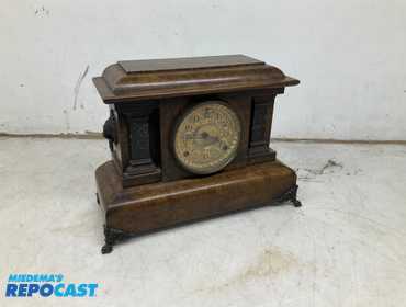 Repocast.com® | Lot of one wooden clock with four legs...