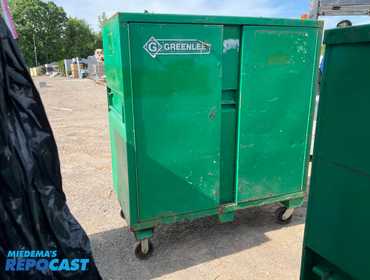 Repocast.com® | Lot of (1) Greenlee 2-door gang box,...