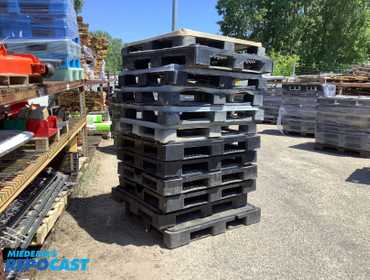 Repocast.com® | Lot of twelve black plastic skids and...