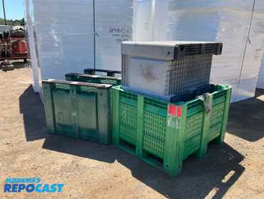 Repocast.com® | Lot of (3) stackable plastic crates 48...