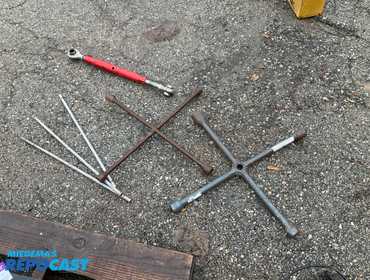 Repocast.com® | Lot of (2) Tire irons
