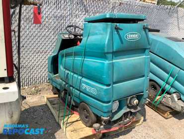 Repocast.com® | Tennant 7100 floor scrubber.