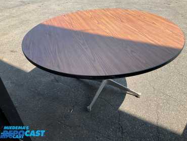 Repocast.com® | Steelcase round table. 4'6".