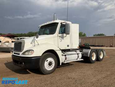 Repocast.com® | 2007 Freightliner Day Cab Semi...